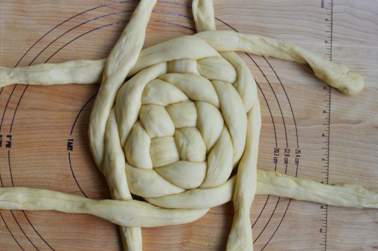 Rosh Hashanah Round Challah Recipe: Bake a Sweet Jewish New Year ...